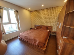 Apartamento, 2 quartos | 2 quartos, secretária, cortinas/cortinados opacos 