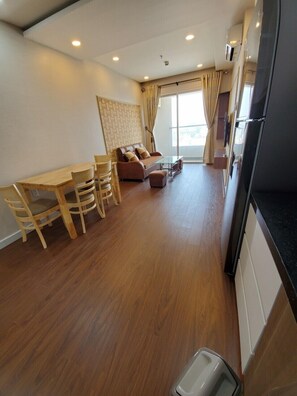 Apartamento, 2 quartos | Sala de estar | Smart TV de 50 polegadas com canais por cabo, televisor 