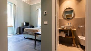 Quarto Deluxe | Roupa de alta qualidade, minibar, cofre no quarto, secretária