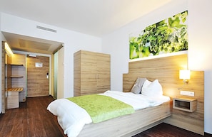 Quarto Individual | Com decoração personalizada, com mobília individualizada, secretária 