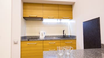 Quarto quádruplo, sacada | Cozinha americana privada | Frigobar, micro-ondas, cooktop, chaleira elétrica