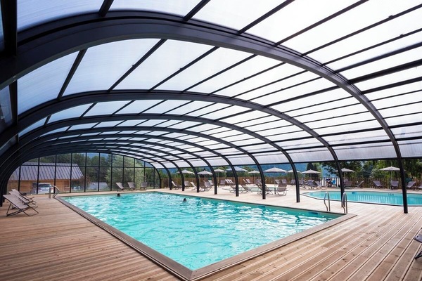 Piscina interna, piscina externa sazonal, guarda-sóis, espreguiçadeiras