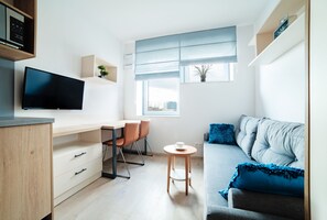 Suite-Estúdio Deluxe | Sala de estar | Televisor 