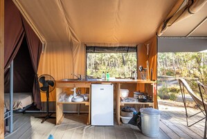 Tenda Comfort | Cozinha privada | Uma placa de cozinha, uma cafeteira/bule, uma cadeira de bebé 