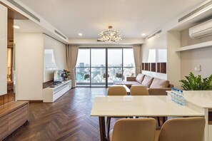 Apartamento superluxo, 3 quartos | Opções para refeição no quarto
