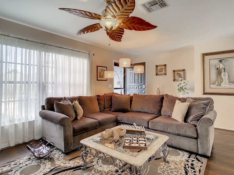 Lakefront Property, Large Heated Pool, Newly Renovated. Welcome To "Our Nest" - Hudson, FL