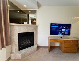 Quarto Duplo Básico, 2 camas queen-size | Sala de estar | Smart TV de 55 de polegadas com canais por cabo, lareira, Netflix 