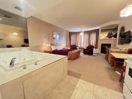 Quarto Deluxe, 1 cama queen-size | Secretária, secretária adequada para computadores portáteis 