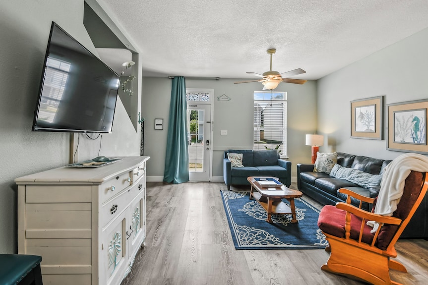 Spacious 3-bed/3-bath Townhome 1111 Sleeps 8 Perfect For Families & Friends! - Oasis Resort, Gulfport