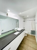 Apartamento luxo | Banheiro | Chuveiro, produtos de toalete grátis, toalhas de banho