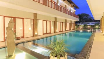 Piscina exterior, guarda-sóis, espreguiçadeiras
