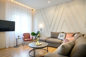 Apartamento superior, 4 quartos, sacada | Sala de estar | TV de tela plana, Netflix, serviços de streaming