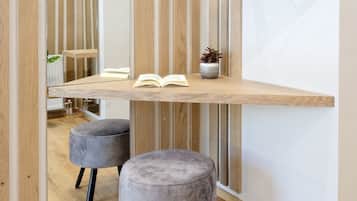 Apartamento superior, 4 quartos, sacada | Área de estar | TV de tela plana, Netflix, serviços de streaming