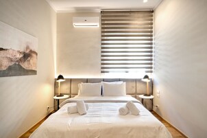 Apartamento superior, 4 quartos, sacada | Cofres nos quartos, escrivaninha, espaço de trabalho para notebook