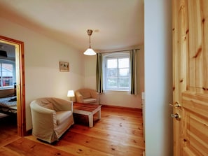 Apartamento, 2 quartos (right side -incl. EUR 35 cleaning fee) | 2 quartos, ferro/tábua de engomar, berço de viagem, Wi-fi grátis 