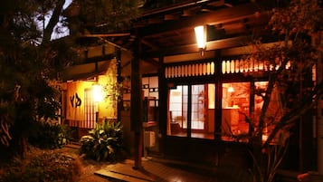 Fachada da propriedade à noite