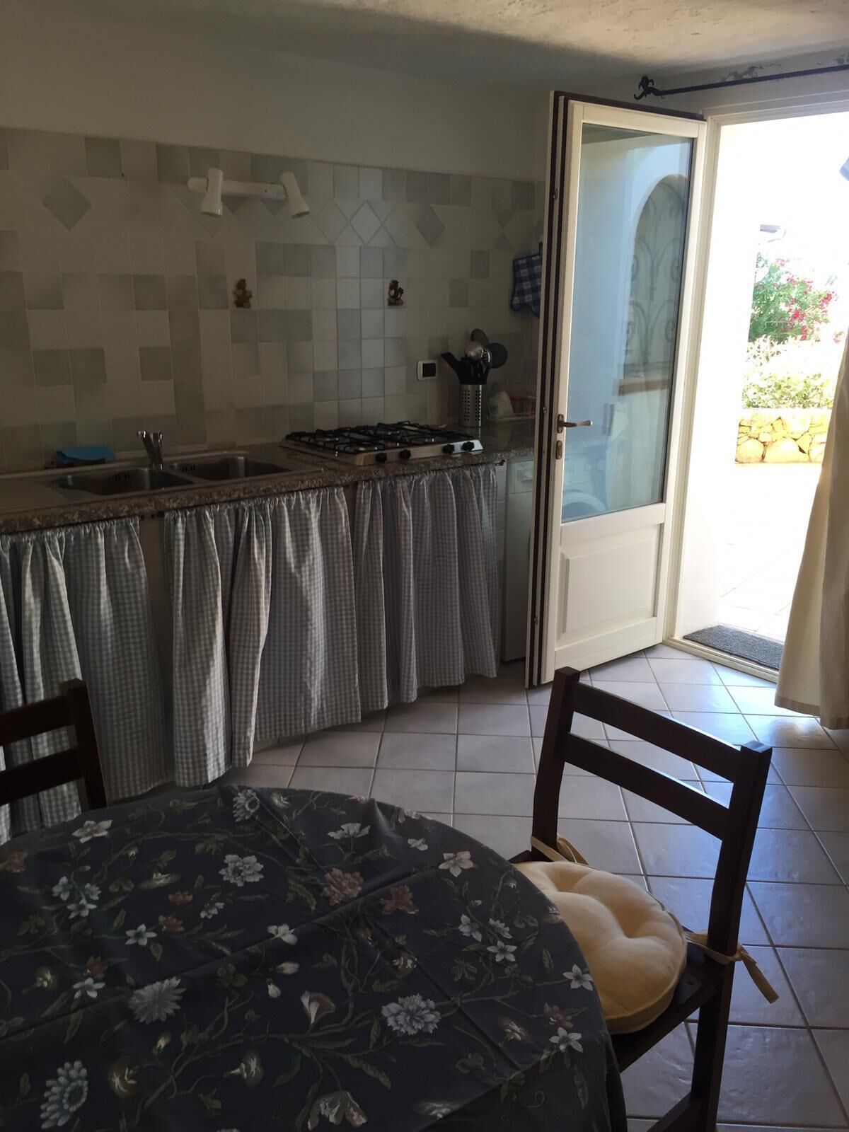 Um frigorífico, um forno, uma placa de cozinha, utensílios de cozinha 