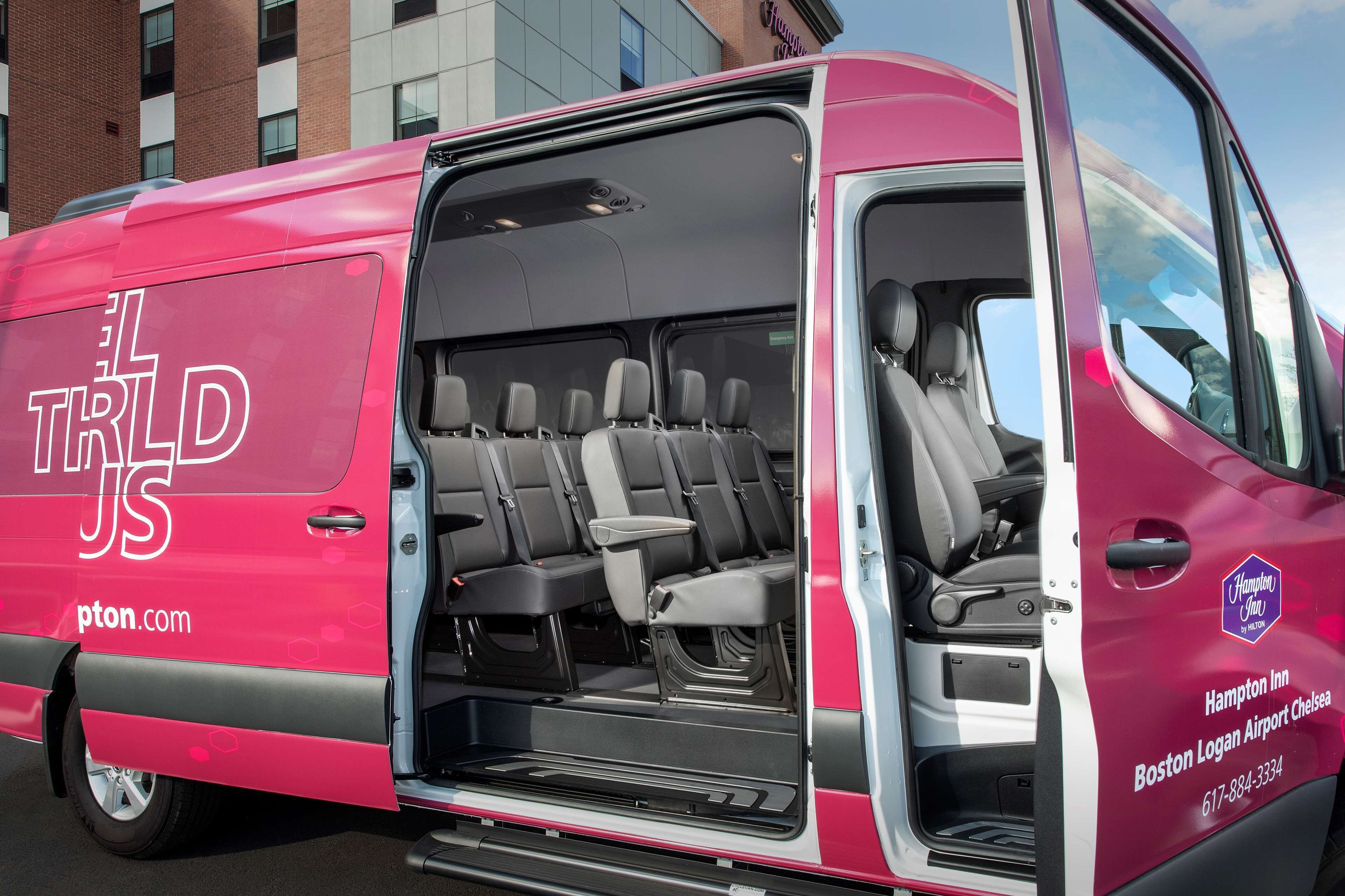 Uma carrinha rosa com a inscrição 