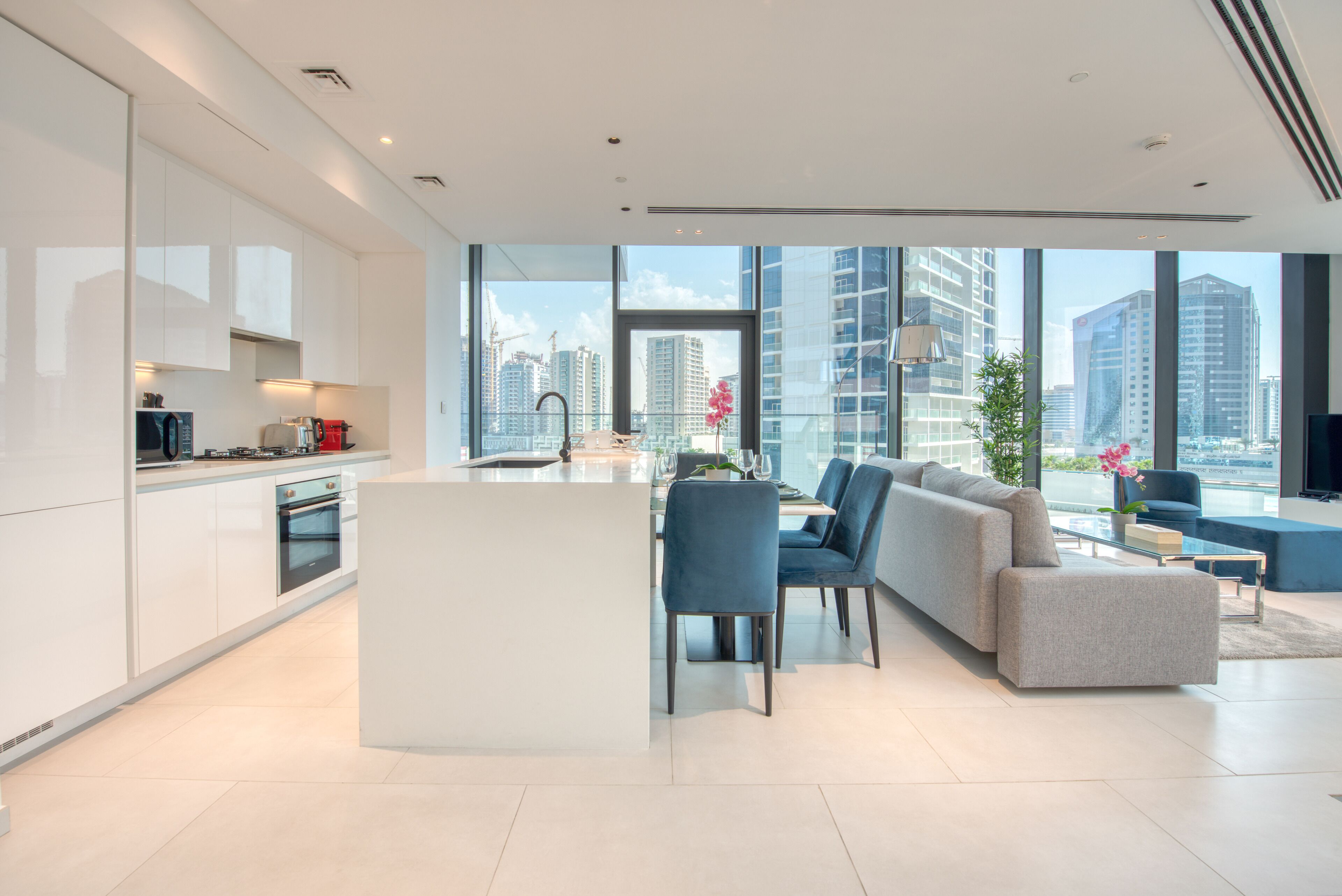 Apartamento Deluxe, 2 quartos, não fumadores | Sala | TV de ecrã plano 