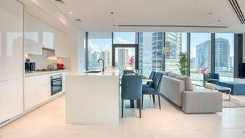 Apartamento Deluxe, 2 quartos, não fumadores | Sala | TV de ecrã plano