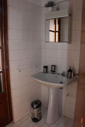 Quarto Standard | Casa de banho | Um polibã, um chuveiro fixo, artigos de higiene pessoal grátis 