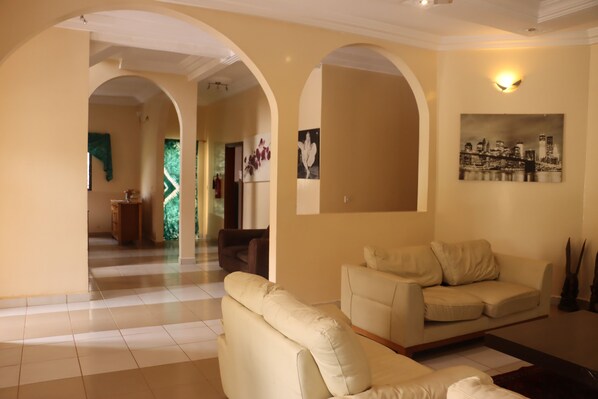 Apartamento | Área de estar | TV de tela plana 32 polegadas com canais via satélite, TV