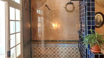 Quarto Quádruplo Nobre (Frescos) | Casa de banho | Um polibã, um secador de cabelo (mediante pedido), toalhas fornecidas