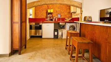 Um frigorífico, um micro-ondas, um forno, uma placa de cozinha