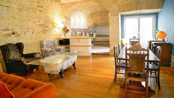 Um frigorífico, um micro-ondas, um forno, uma placa de cozinha