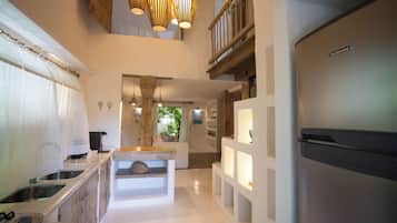 Casa luxo (Brisa) | Cozinha privada | Micro-ondas, talheres/pratos/utensílios de cozinha