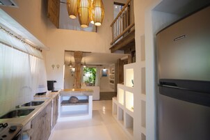 Casa Deluxe (Brisa) | Cozinha privada | Um micro-ondas, utensílios de cozinha 