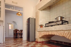Minifrigorífico, um micro-ondas, uma placa de cozinha, uma torradeira 