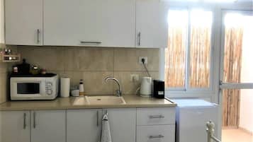 Estúdio standard, varanda | Cozinha privada