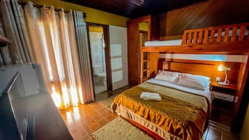 Quarto triplo design | Roupas de cama premium, camas com colchões pillow-top, frigobar