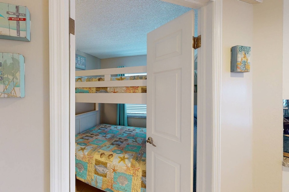 Beachfront Resort W/ Pool. Great Location On St. Pete Beach. Private Balcony, Updated & Comfortable. - St. Pete Beach, FL