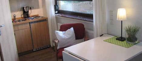 Apartamento Empresarial, 1 cama individual | Kitchenette privada | Um forno, uma placa de cozinha, uma torradeira, utensílios de cozinha