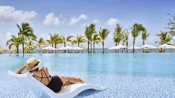 2 piscinas externas, funciona das 7h às 19h, espreguiçadeiras