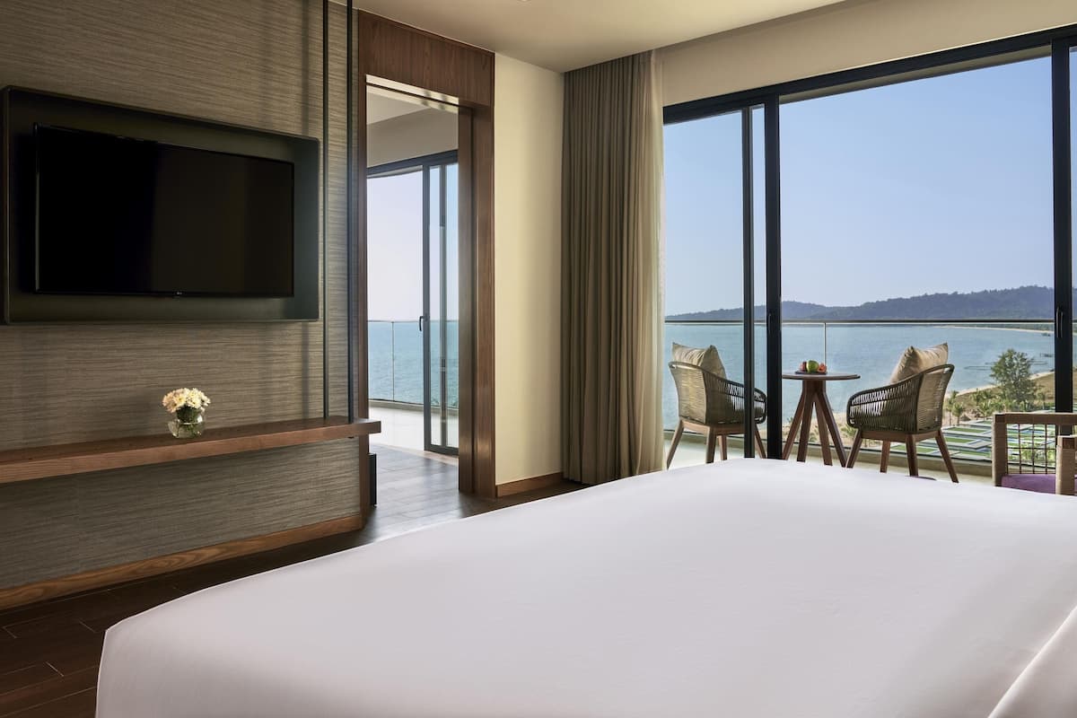 Suite, varanda, vista para o mar | 1 quarto, roupa de alta qualidade, edredões de penas, minibar