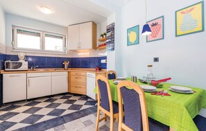 Apartamento superior | Cozinha privada | Geladeira, micro-ondas, cooktop, talheres/pratos/utensílios de cozinha