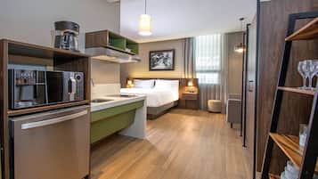 Suite-Estúdio, 1 cama king-size, banheira adaptada para pessoas com dificuldades motoras, cozinha | 1 quarto, roupa de alta qualidade, cofre no quarto, secretária