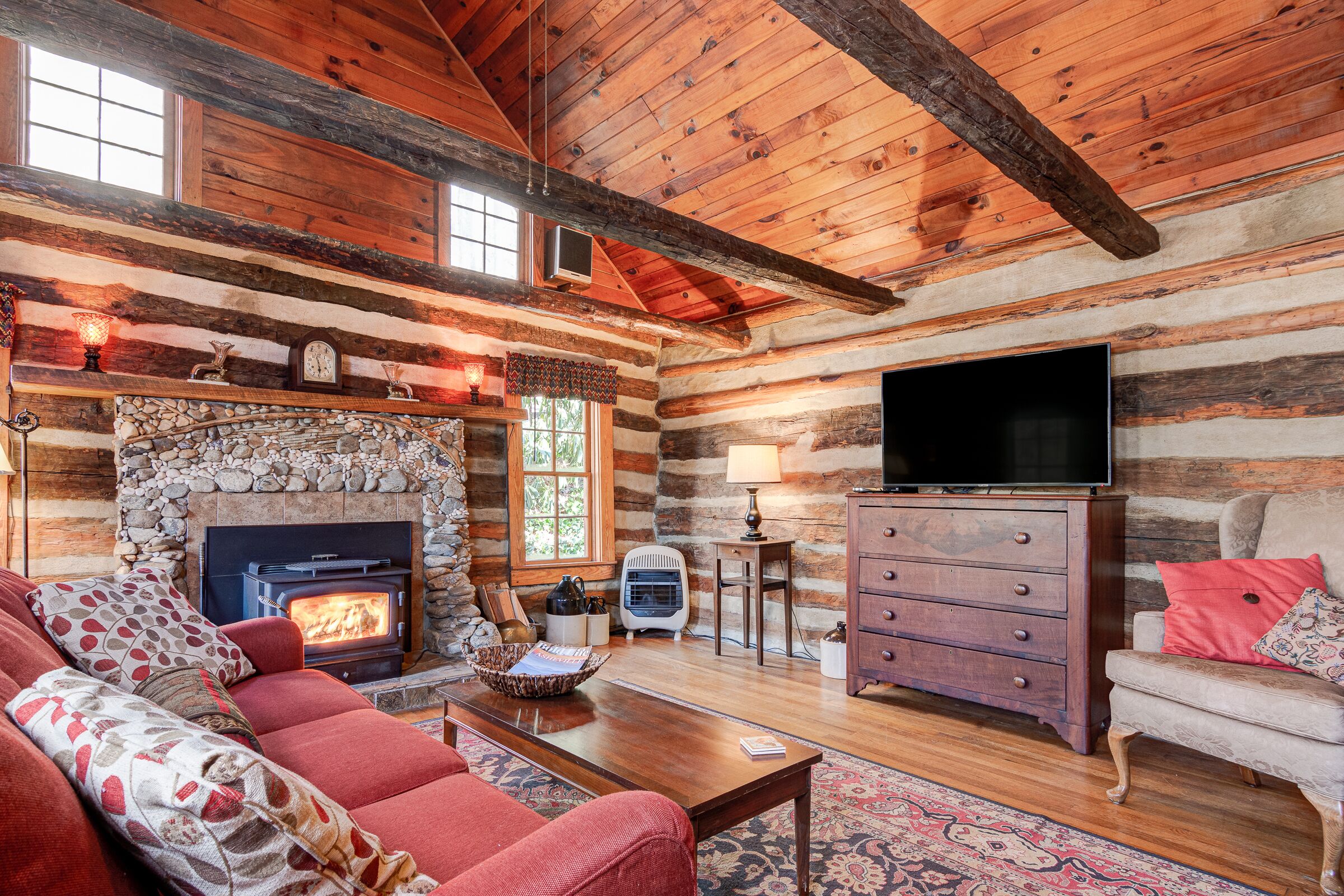 Romantic Mountain Getaway - Hot Tub- Historic Charm - Hendersonville, NC