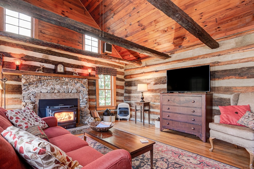 Romantic Mountain Getaway - Hot Tub- Historic Charm - Hendersonville, NC