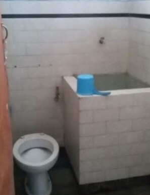 Quarto Duplo Standard | Casa de banho | Um polibã, toalhas fornecidas 