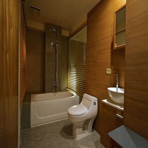 Quarto, 1 quarto | Casa de banho | Uma combinação polibã/banheira, um secador de cabelo 