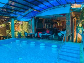 Bar à beira da piscina
