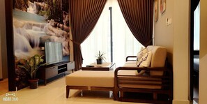 Apartamento Familiar, 2 quartos (1 Bathroom) | Sala | TV de ecrã plano 