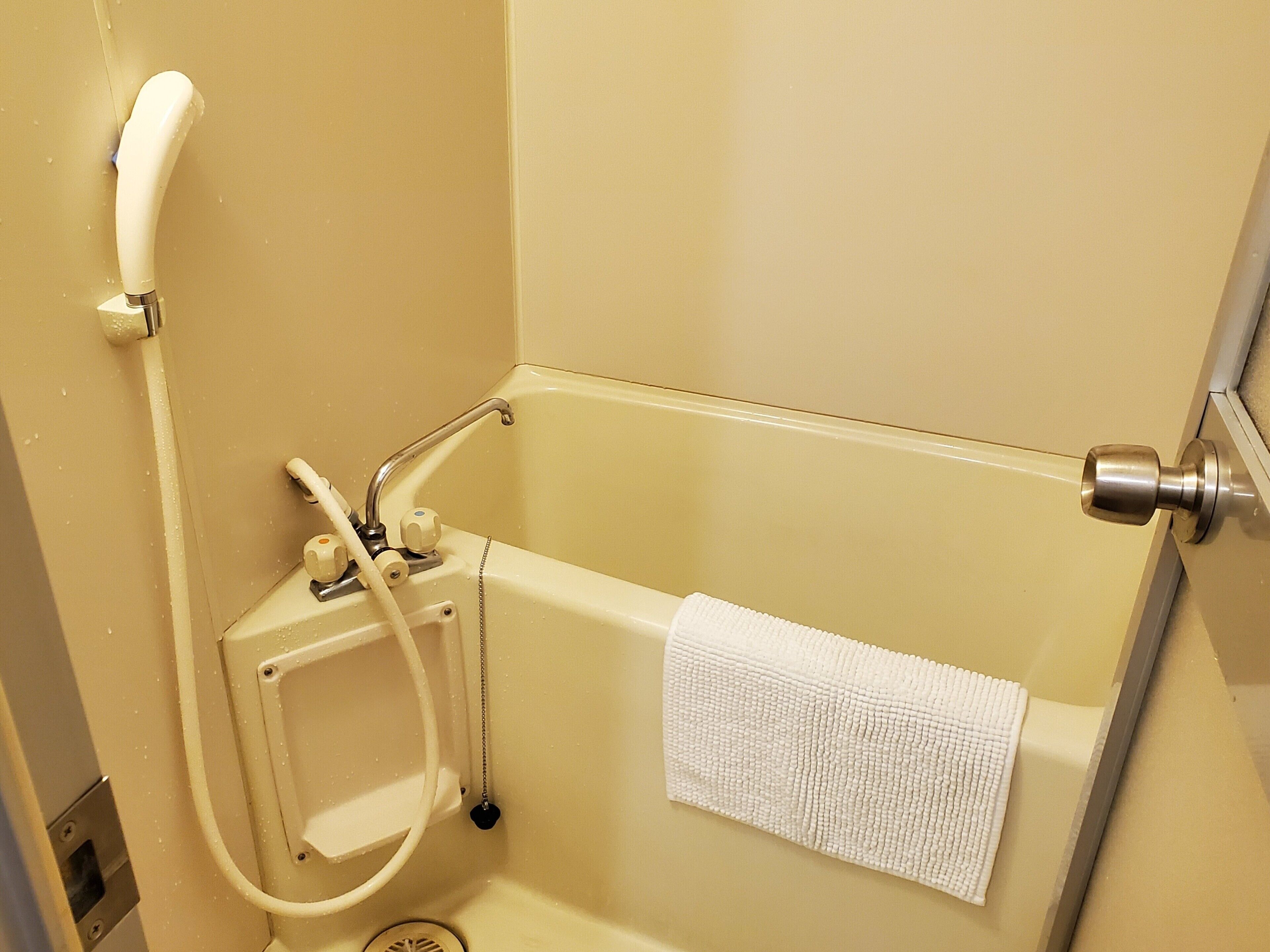 Quarto standard | Banheiro | Banheira e chuveiro separados, banheira de imersão