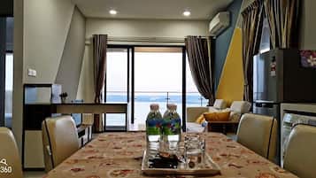 Suite Premium, 3 quartos (Family) | Sala de estar | TV de ecrã plano