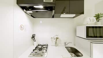 Quarto (Nestay inn Tokyo Otsuka 201) | Kitchenette privada | Um frigorífico, um micro-ondas, uma placa de cozinha