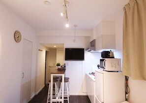 Quarto (Nestay inn Tokyo Otsuka 302) | Cozinha privada | Um frigorífico, um micro-ondas, uma placa de cozinha